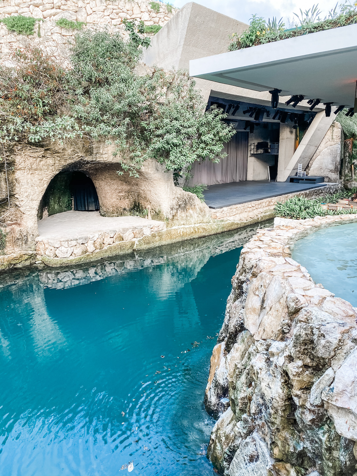 Teatro-del-Rio-river